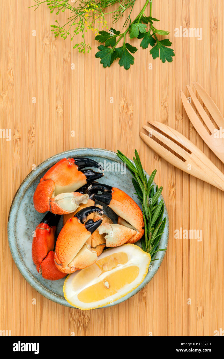 Fresh steamed red crabs leg in bowl . Red crabs leg with ingredi Stock ...