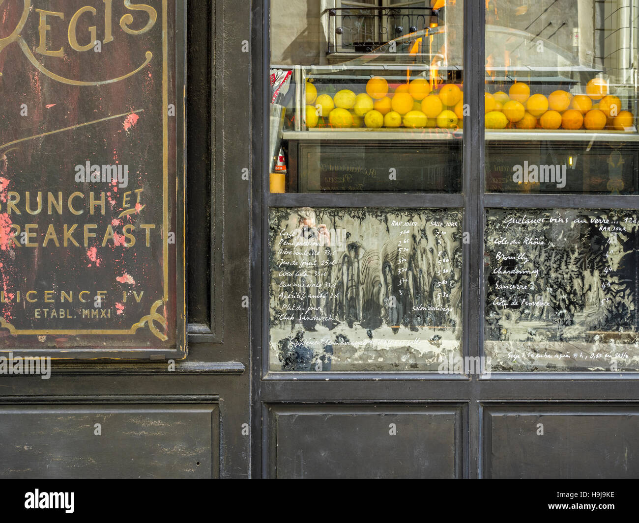 Restaurant window in Paris, France Stock Photo - Alamy
