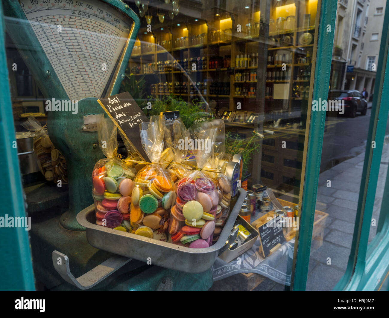 Macaroon display in Paris, France Stock Photo - Alamy