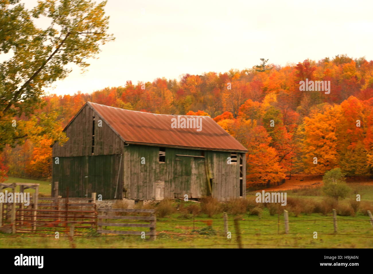 Barn fence hi-res stock photography and images - Alamy