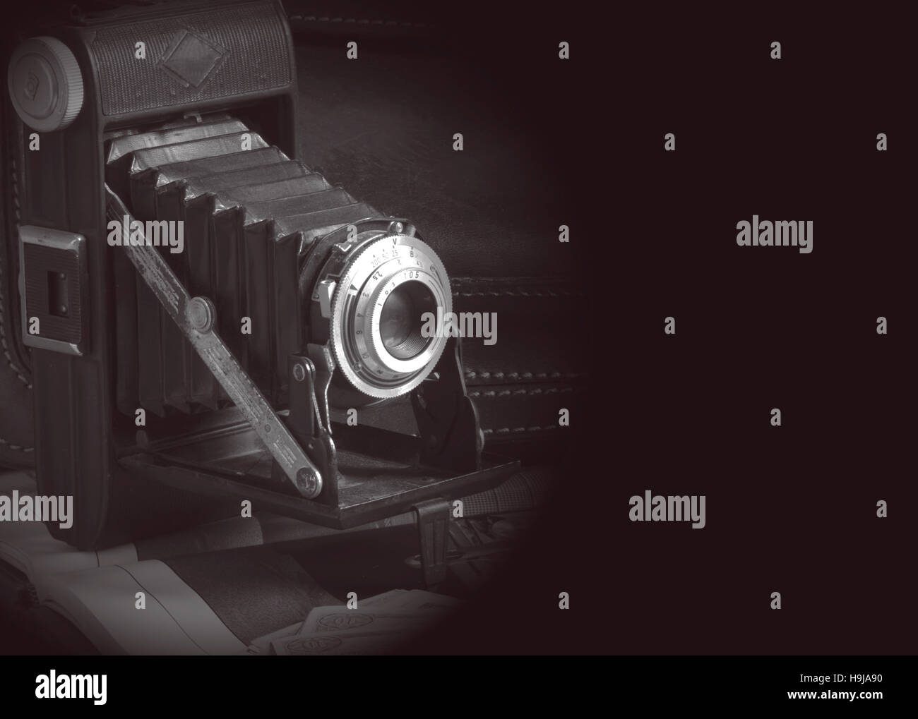 Vintage camera Isolated on black background Camera vintage 50s Stock ...