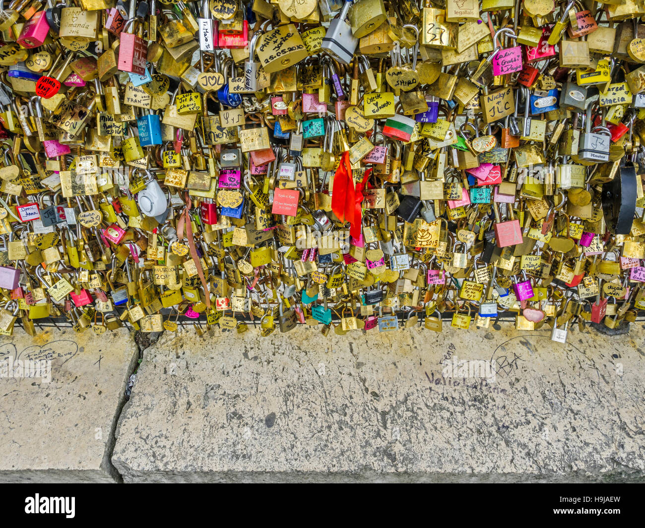 Pont Neuf love locks, Paris, France Stock Photo - Alamy