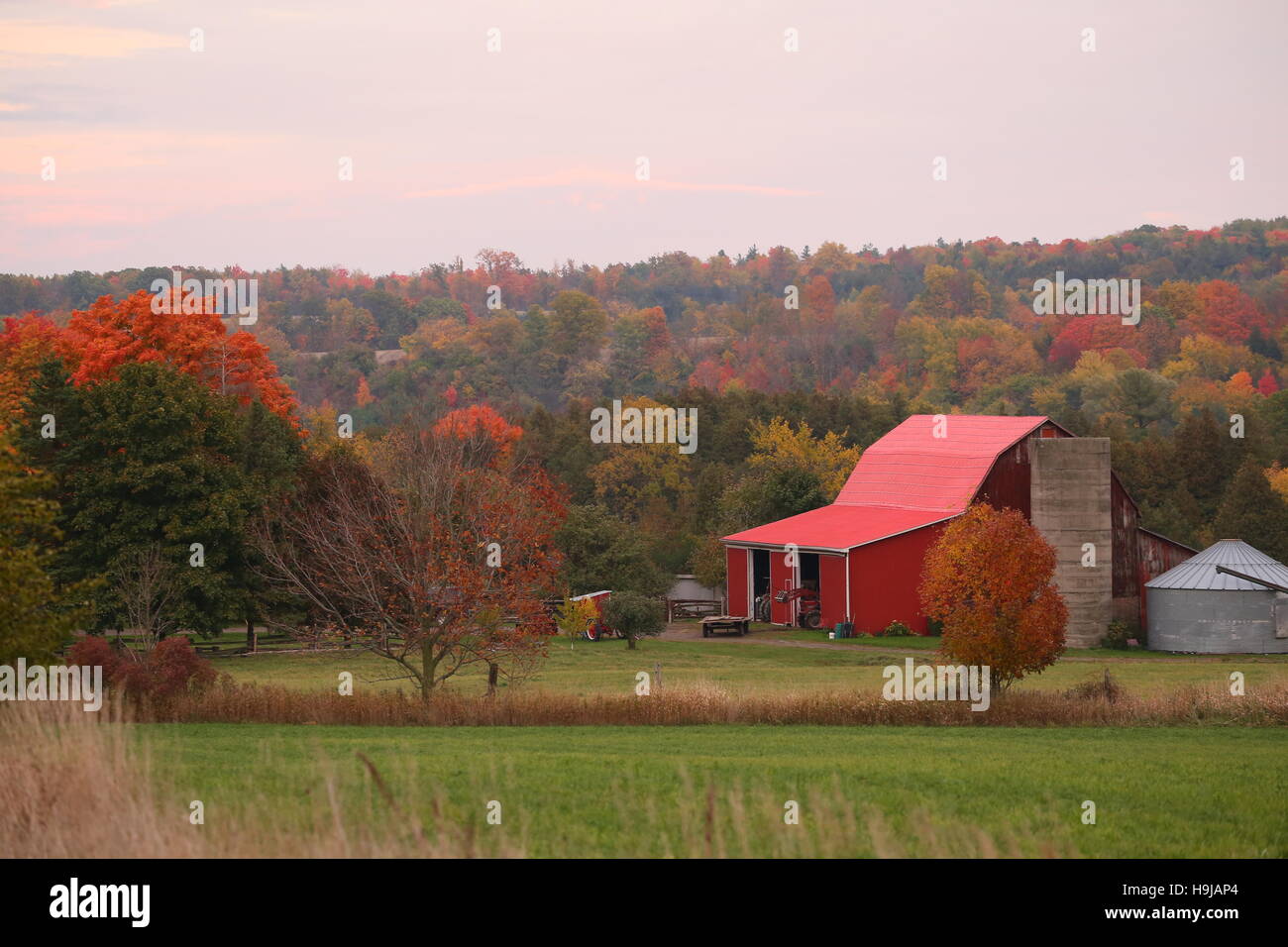 Red barn silo hi-res stock photography and images - Alamy