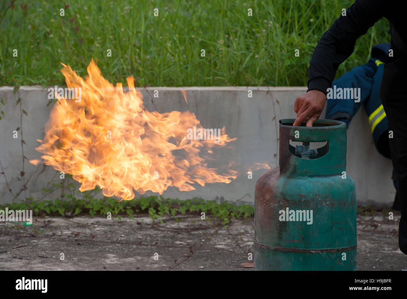 demonstrating how to use a fire extinguisher Stock Photo - Alamy demonstrating how to use a fire extinguisher Stock Photo - Alamy