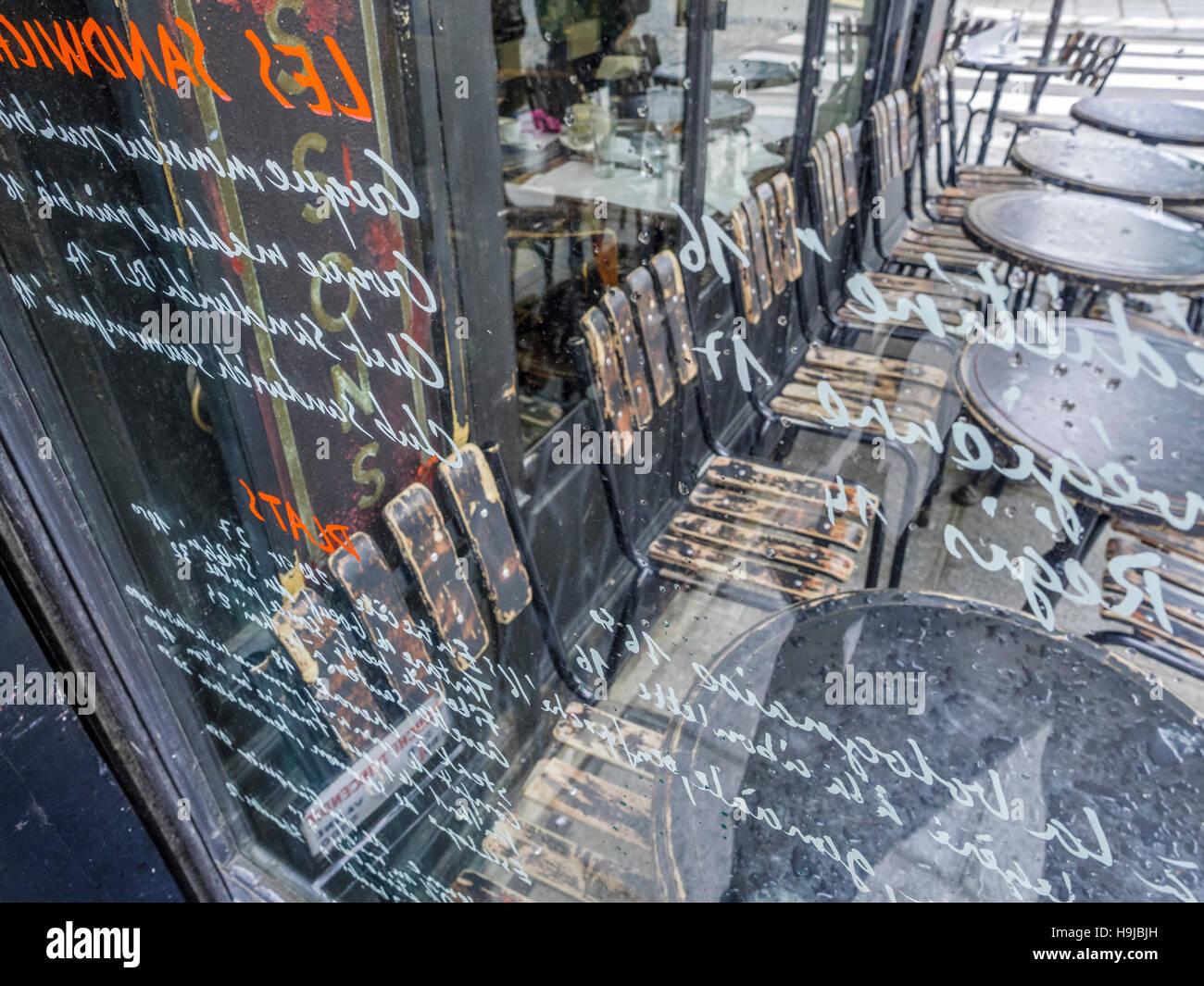 Menu board and restaurant in Paris, France Stock Photo - Alamy