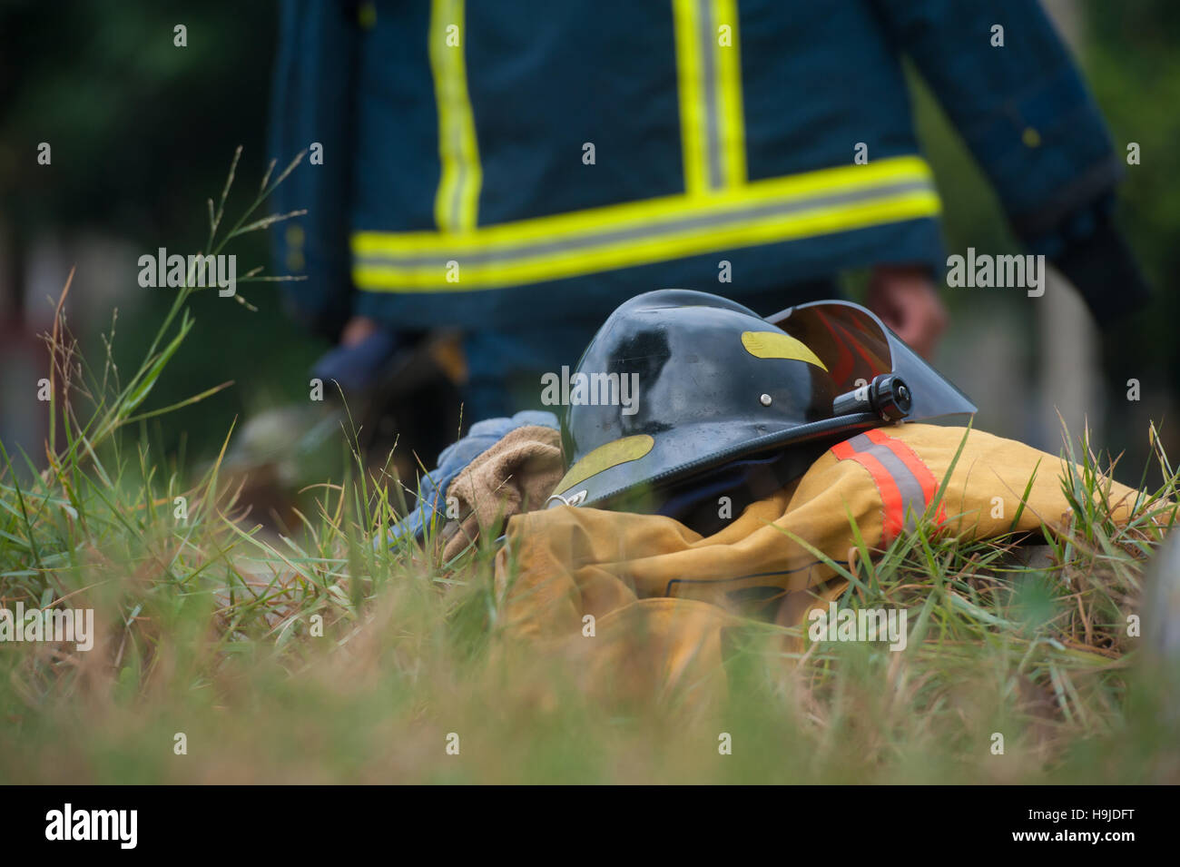 Heavy Duty Protective Fire Fighting Cloth, Gloves, Helmet, Jacket ...