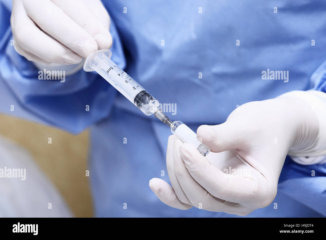 Hands of the doctors filling a syringe Stock Photo - Alamy