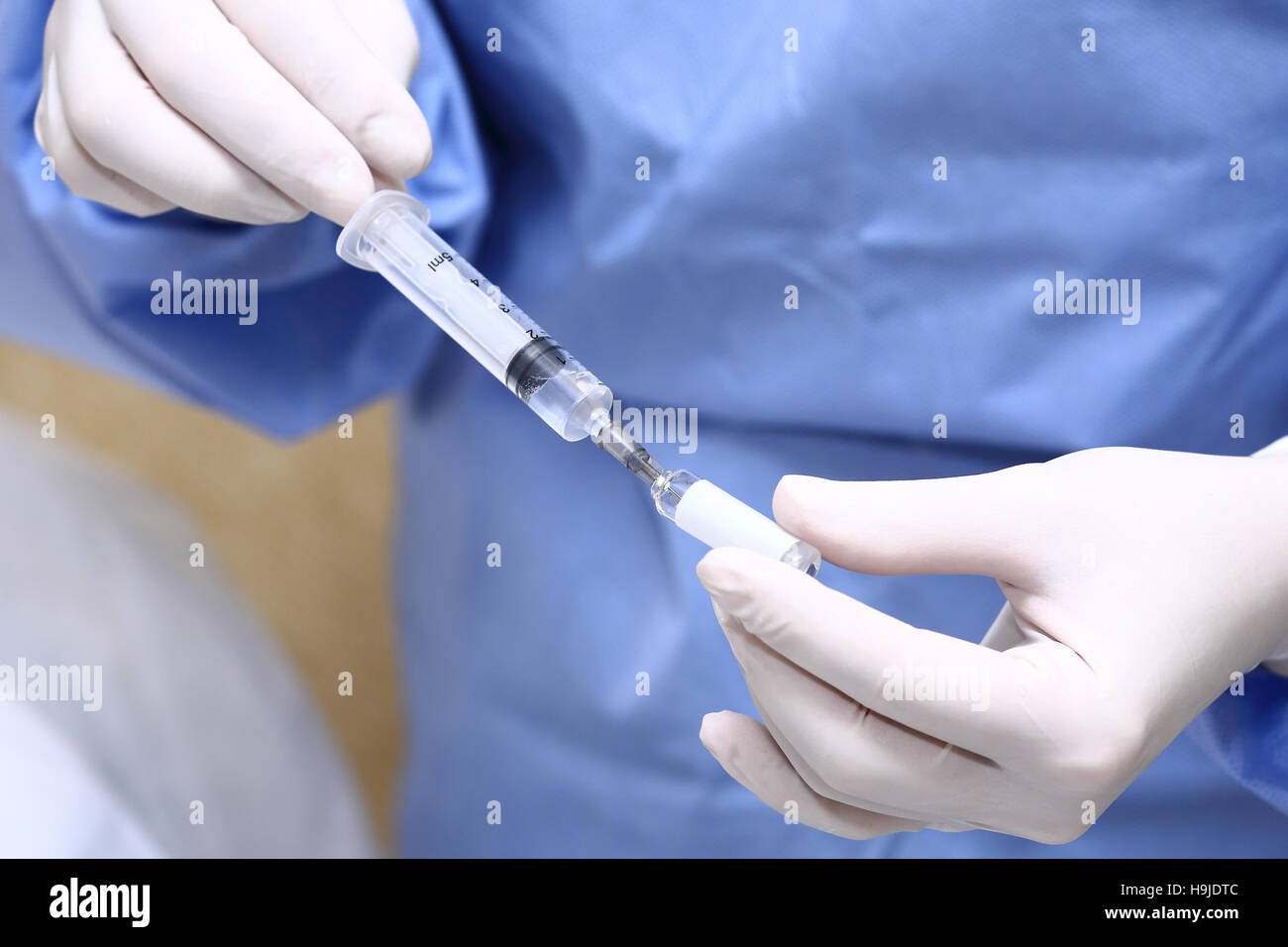 Hands of the doctors filling a syringe Stock Photo - Alamy