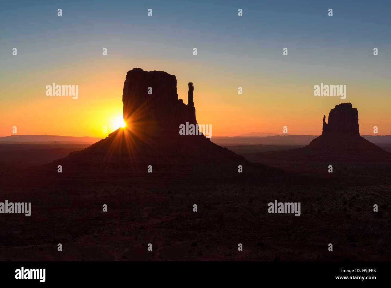 Beautiful sunrise over iconic Monument Valley, Arizona Stock Photo - Alamy