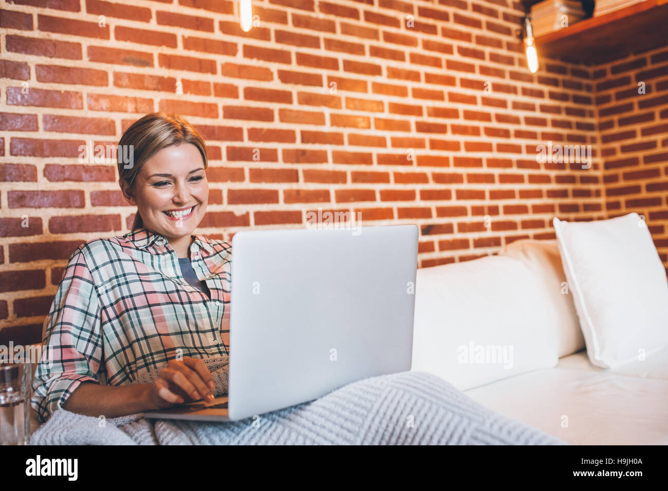 Browsing the internet hi-res stock photography and images - Alamy