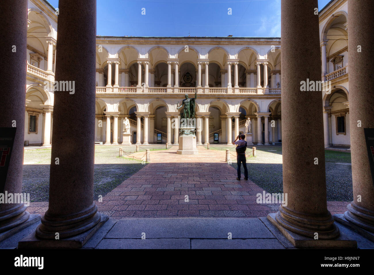 Courtyard emperor statues hi-res stock photography and images - Alamy