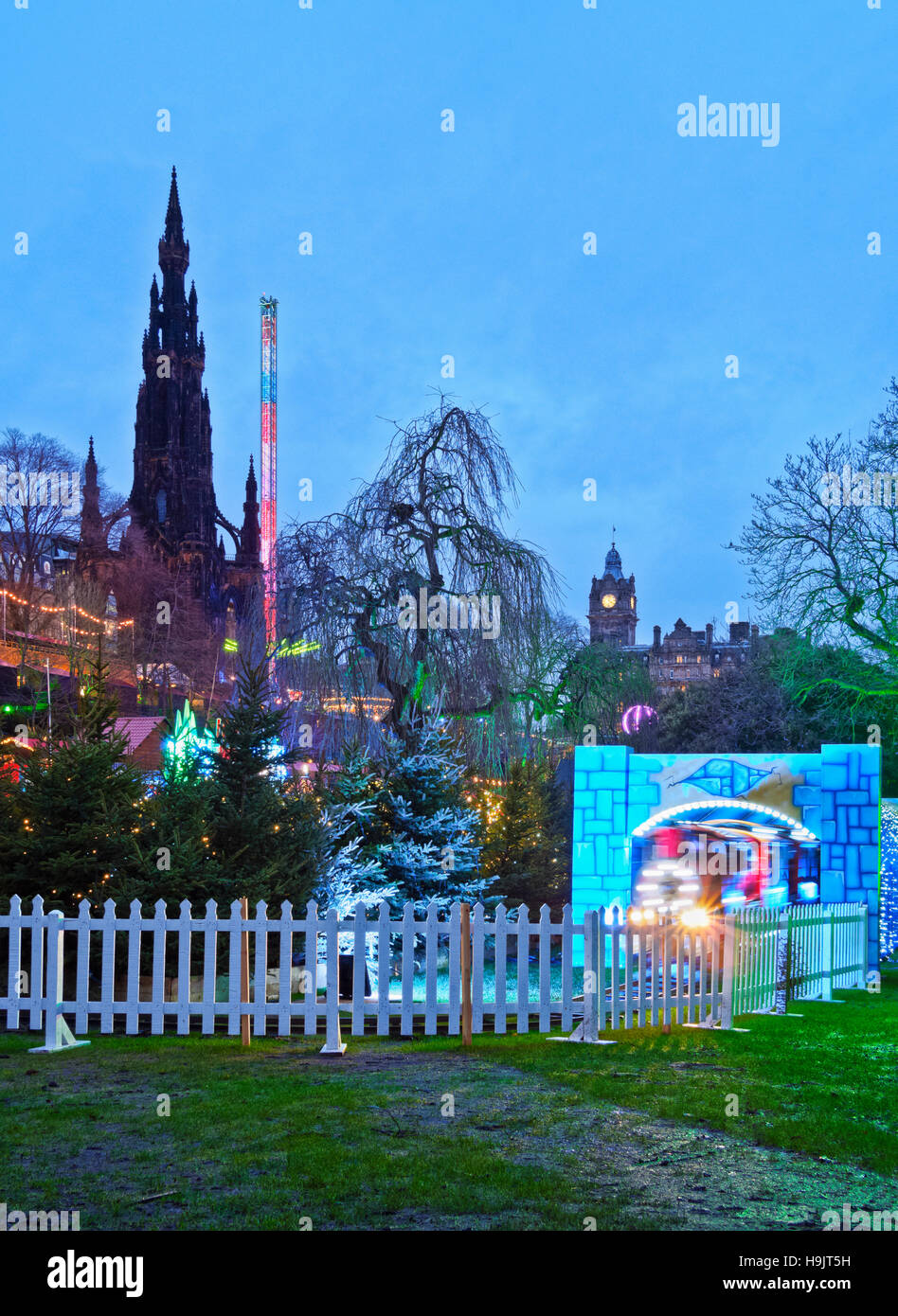 Edinburgh princes street gardens carousel hi-res stock photography and ...
