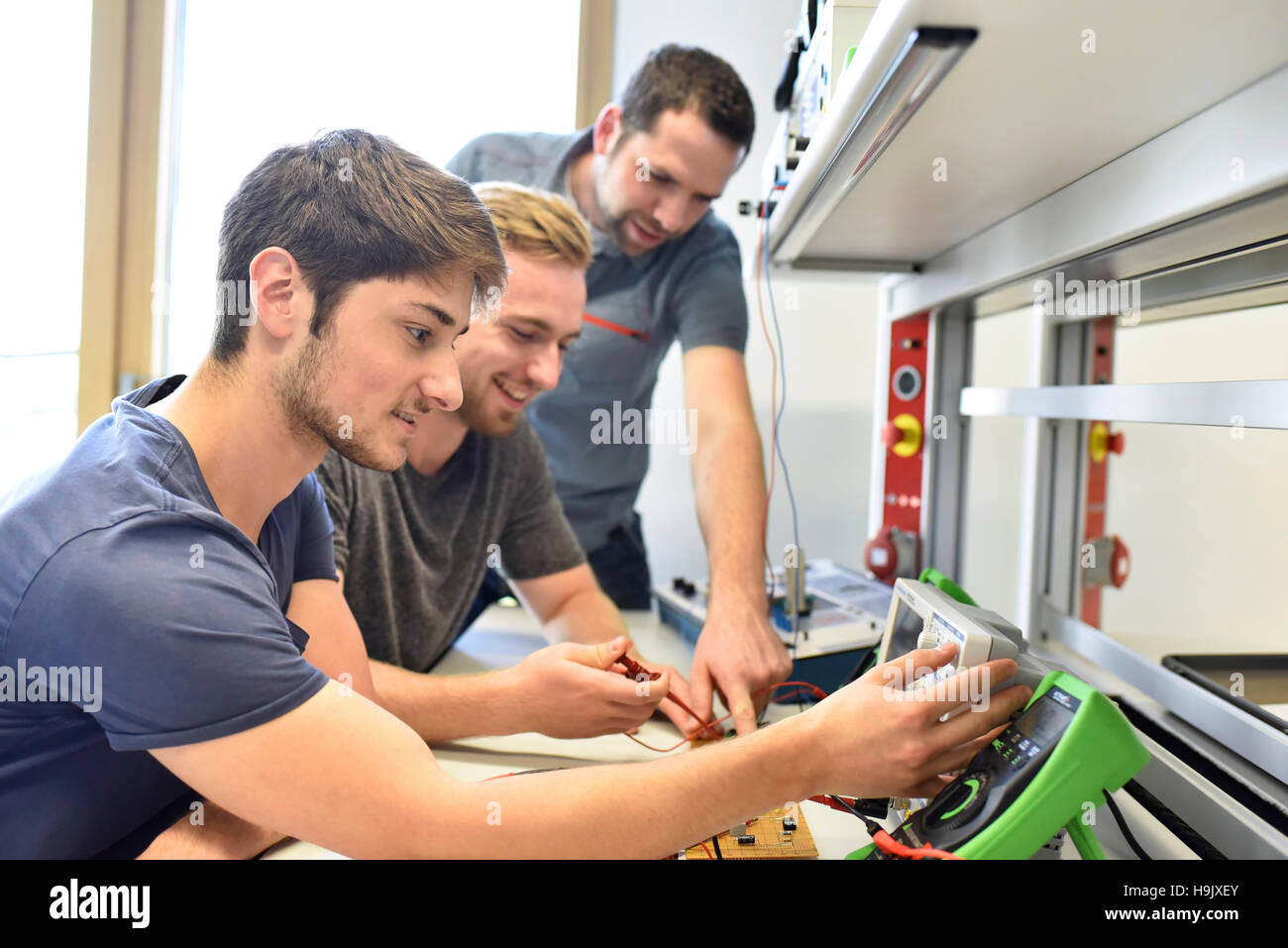 Technical instructor teaching students Stock Photo - Alamy