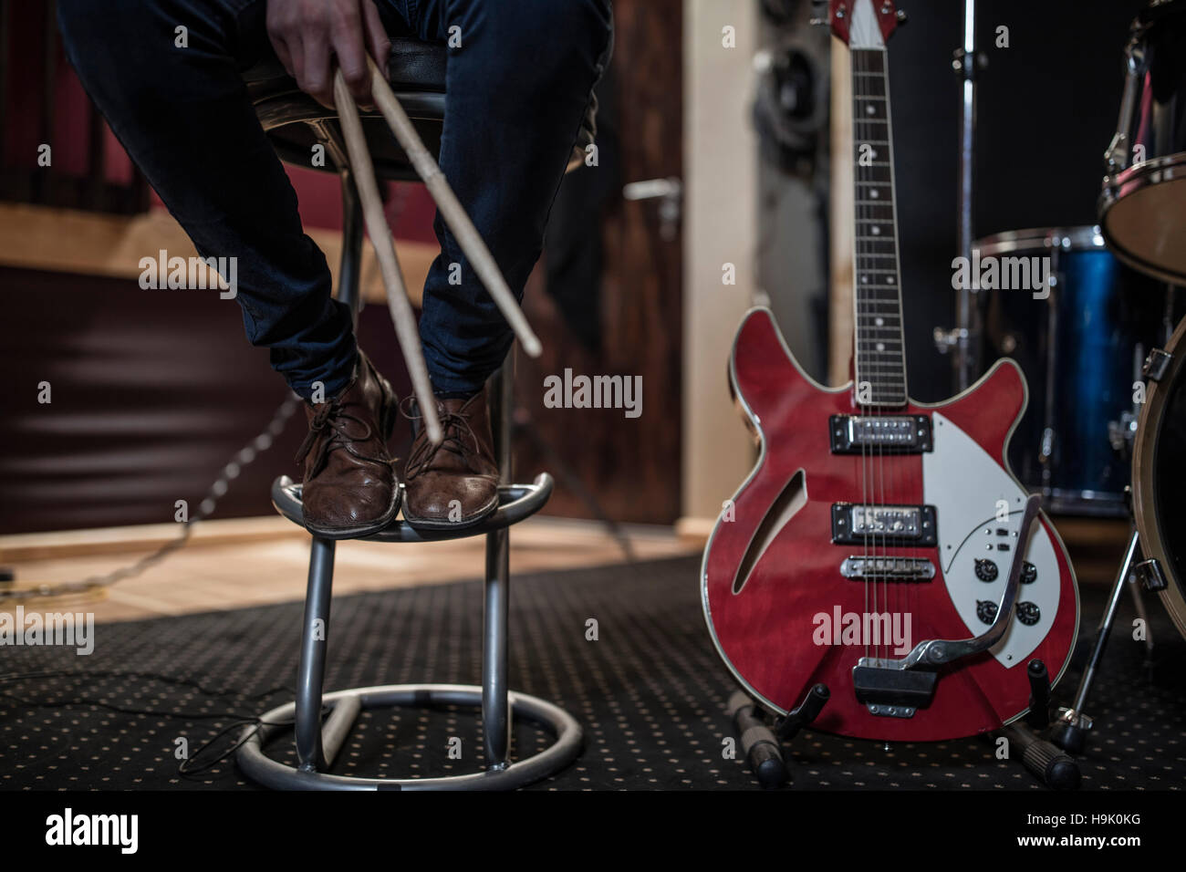 Sitting drummer hi-res stock photography and images - Alamy