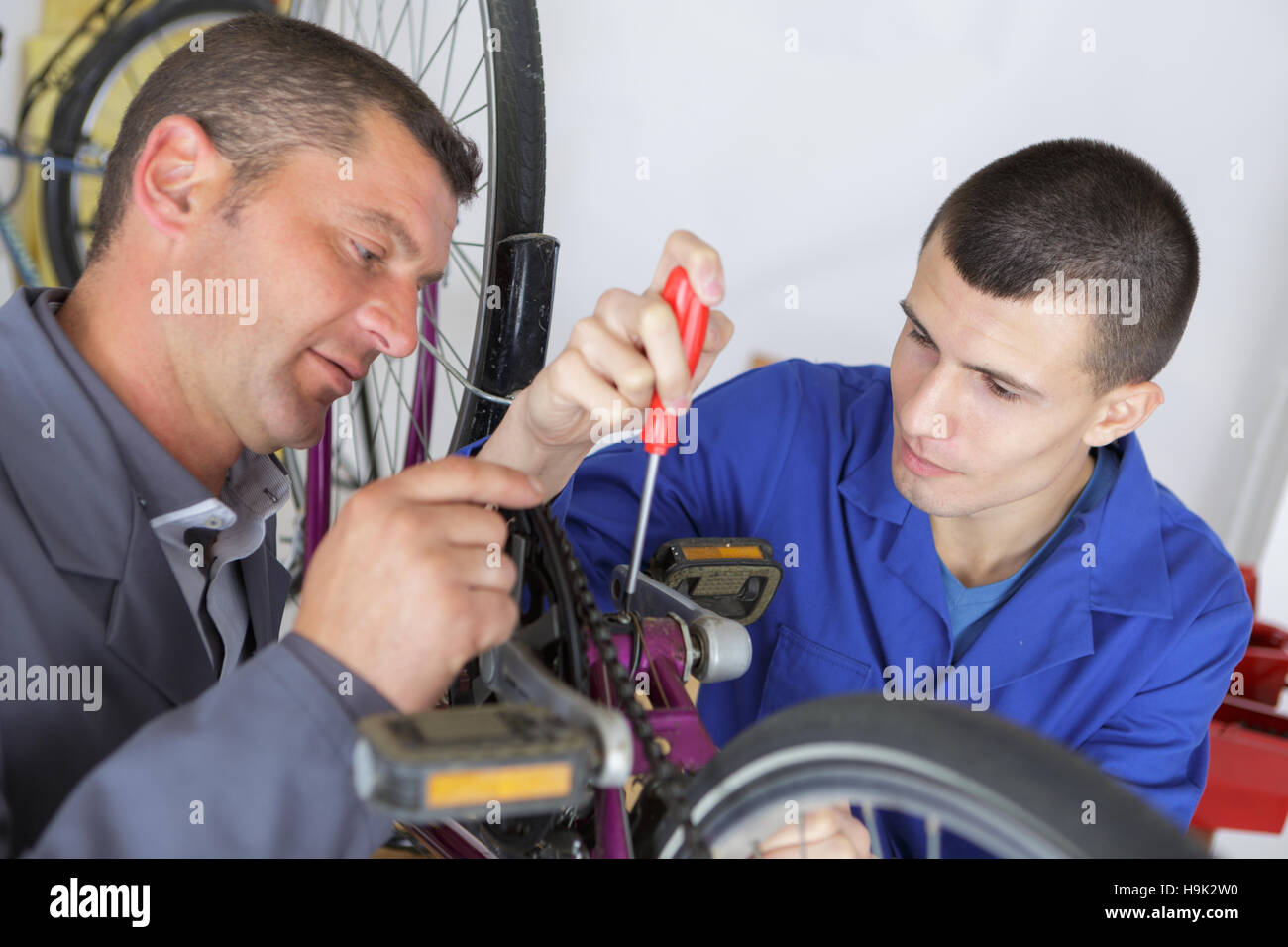 Teen mechanic hi-res stock photography and images - Alamy