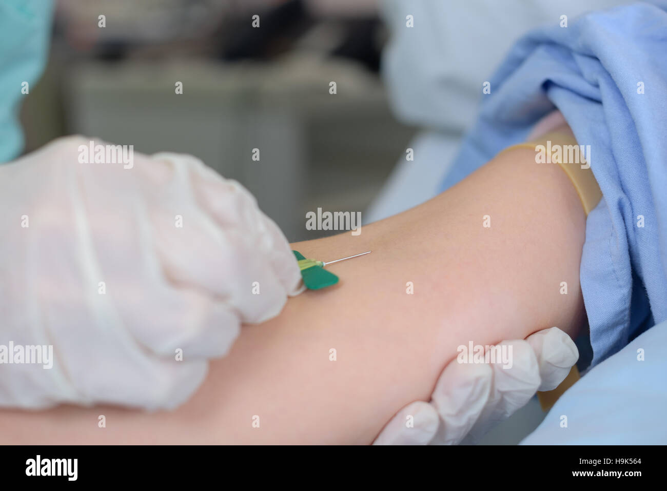 injecting in the arm Stock Photo - Alamy