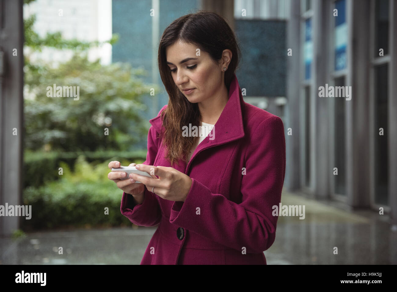 Using phone outside hi-res stock photography and images - Alamy