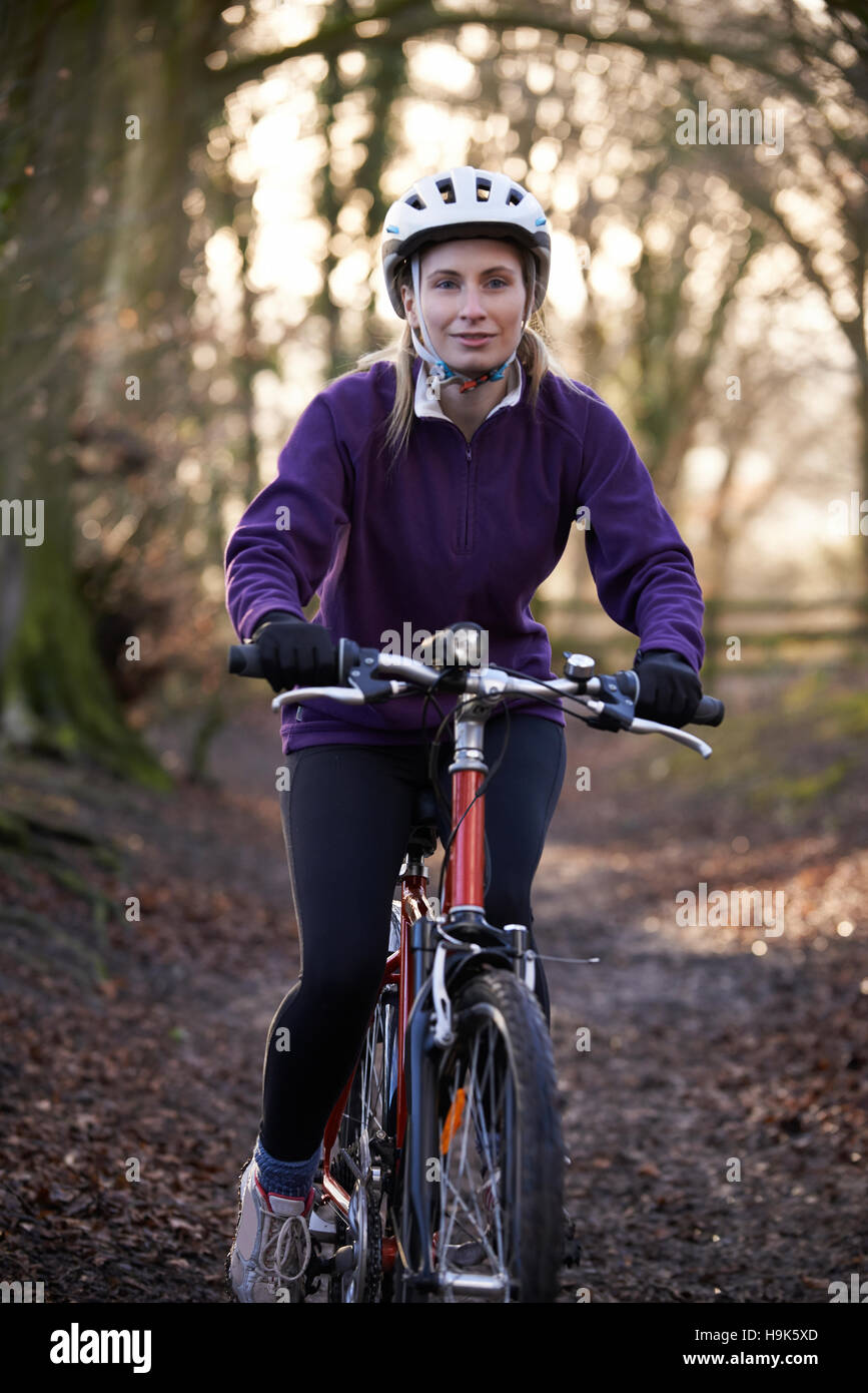Woman mountain bike winter hi-res stock photography and images - Alamy