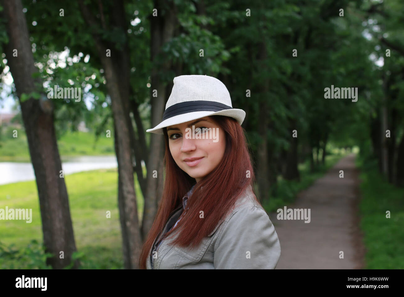woman in tree park outdoor Stock Photo - Alamy