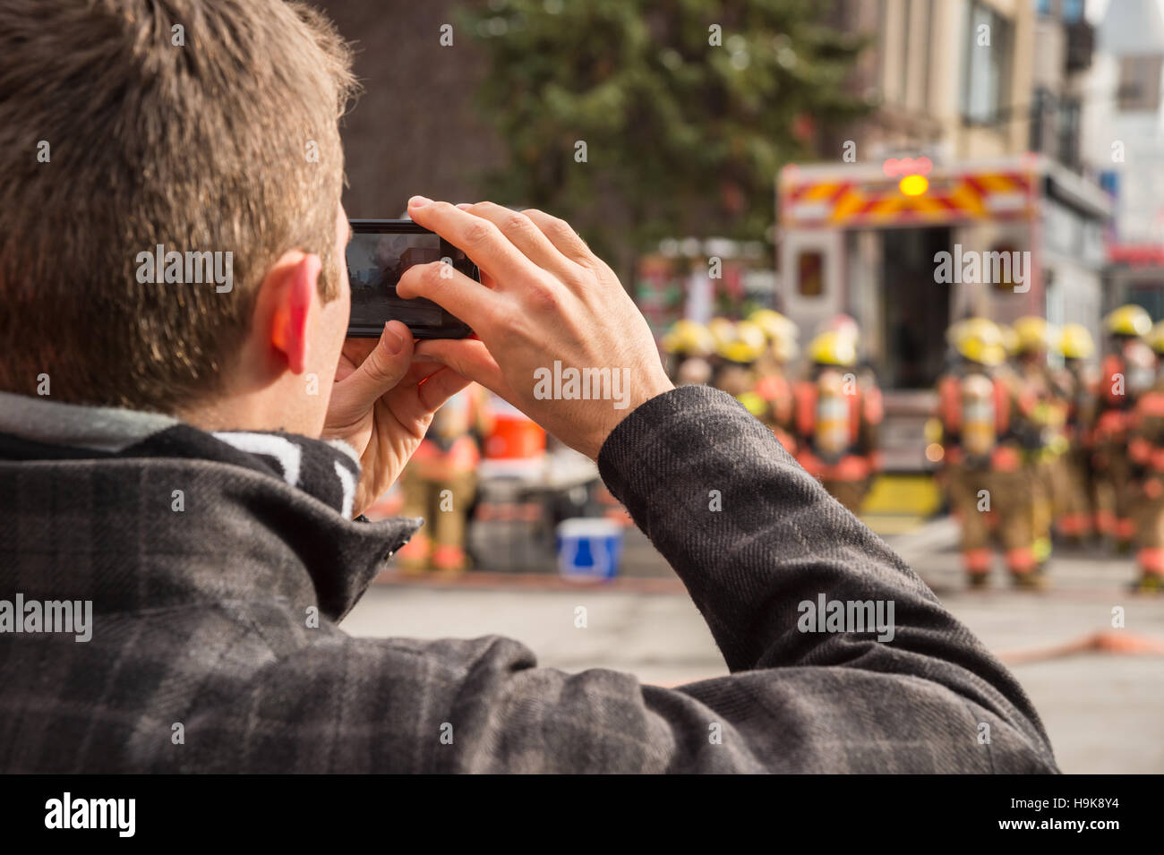 People With Cell Phones Filming Stock Photos & People With Cell Phones ...