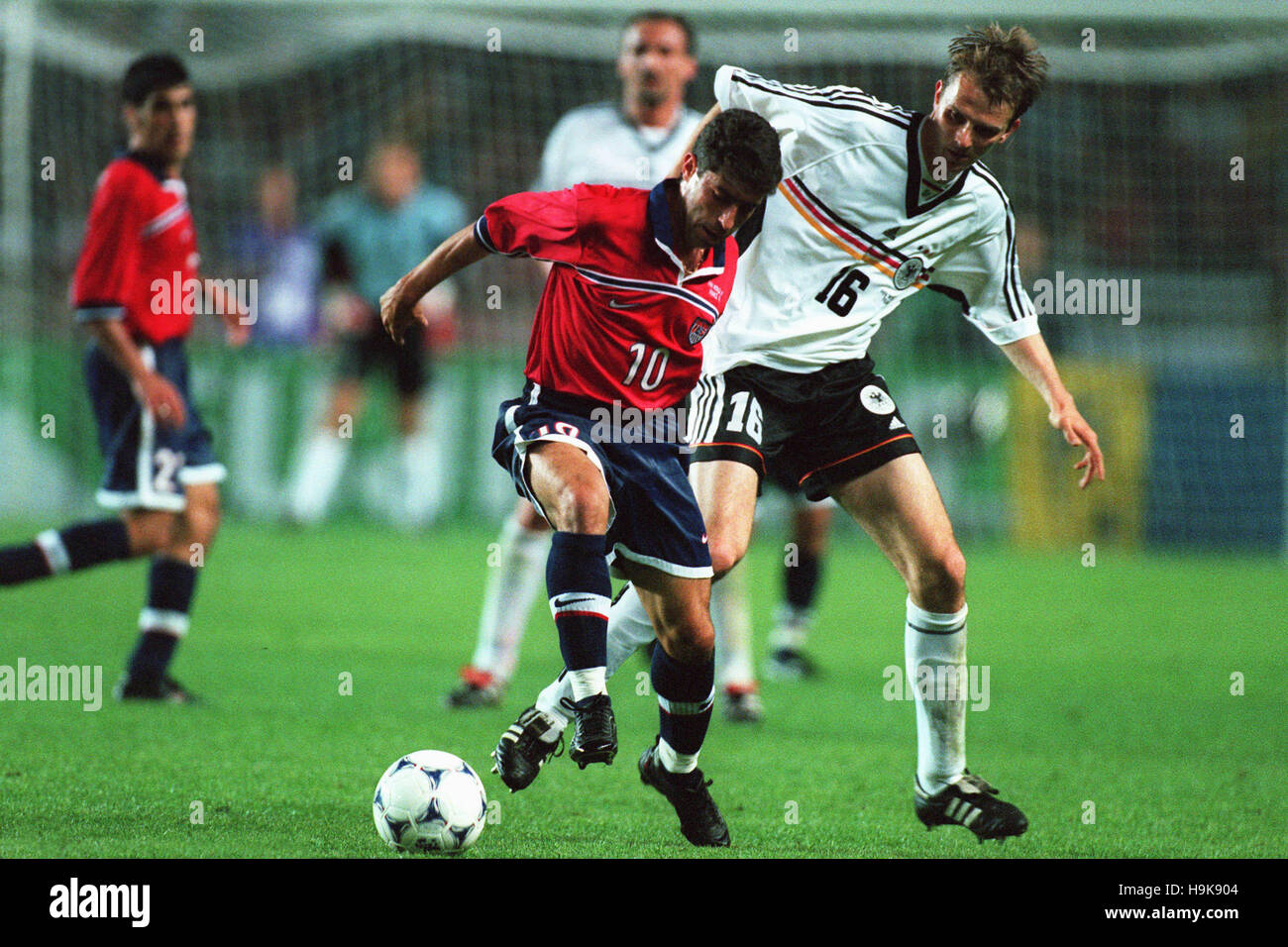 DIETMAR HAMANN & TAB RAMOS GERMANY V USA 15 June 1998 Stock Photo - Alamy