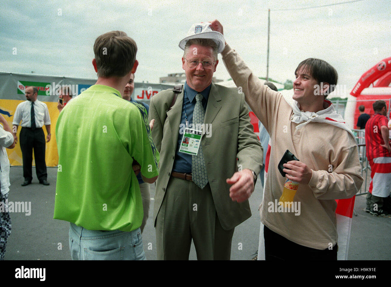GRAHAM KELLY & ENGLAND FANS ENGLAND V COLOMBIA 29 June 1998 Stock Photo ...