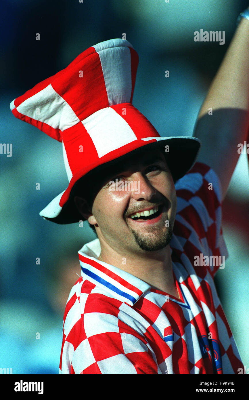 CROATIA FAN WITH BIG HAT FOOTBALL FAN WORLD CUP 98 04 July 1998 Stock ...