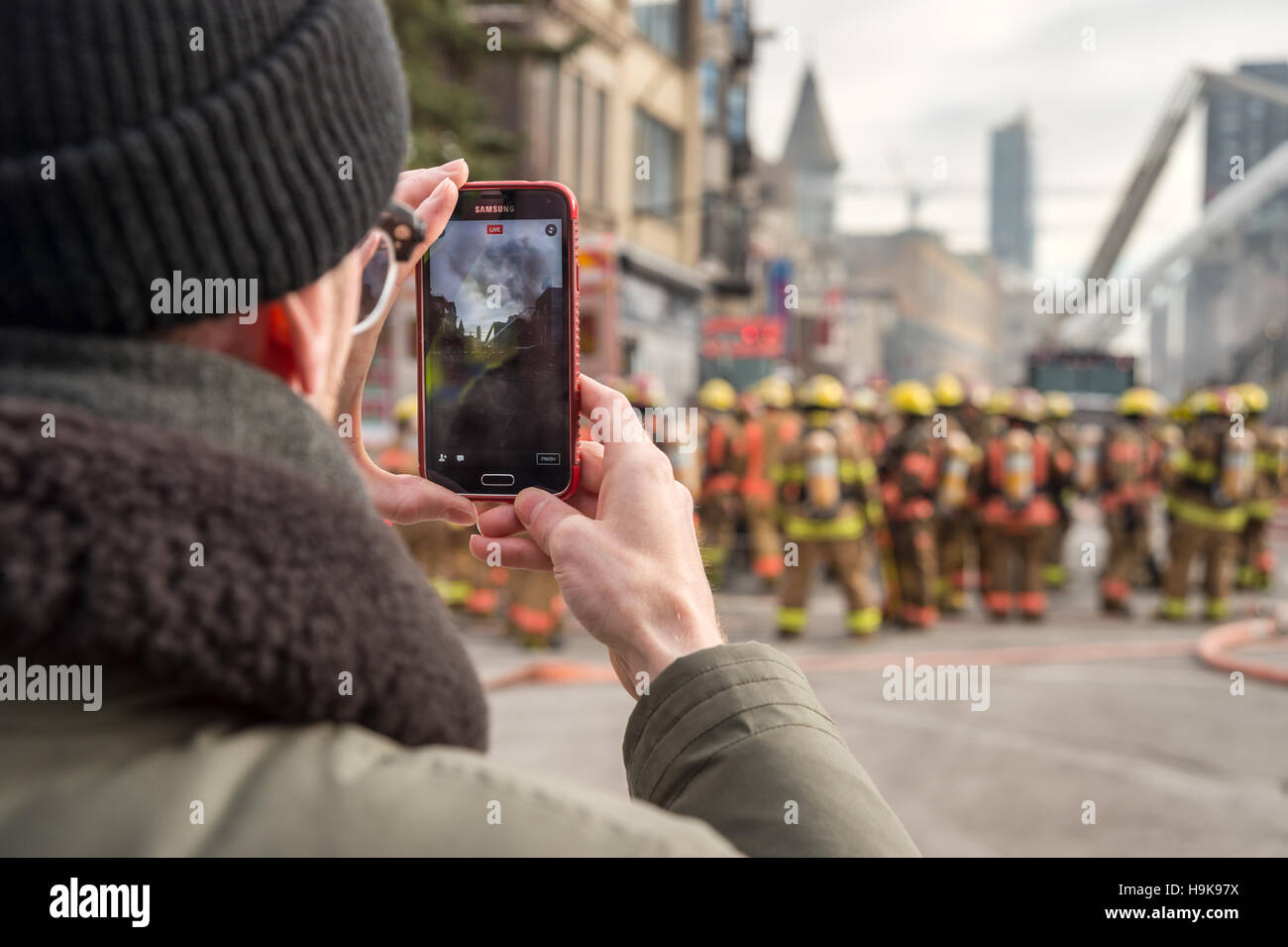 People With Cell Phones Filming Stock Photos & People With Cell Phones ...