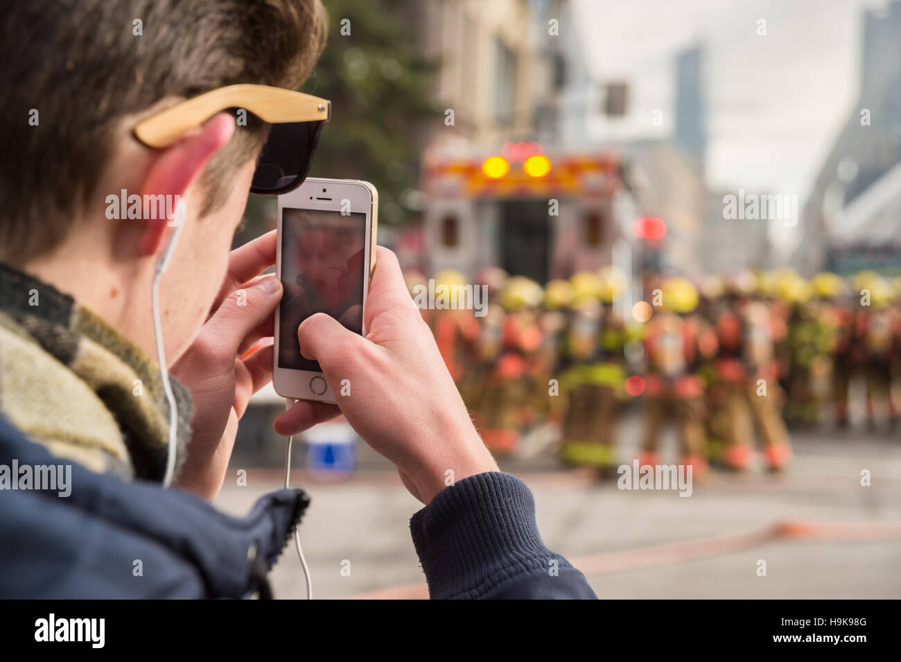 People With Cell Phones Filming Stock Photos & People With Cell Phones ...