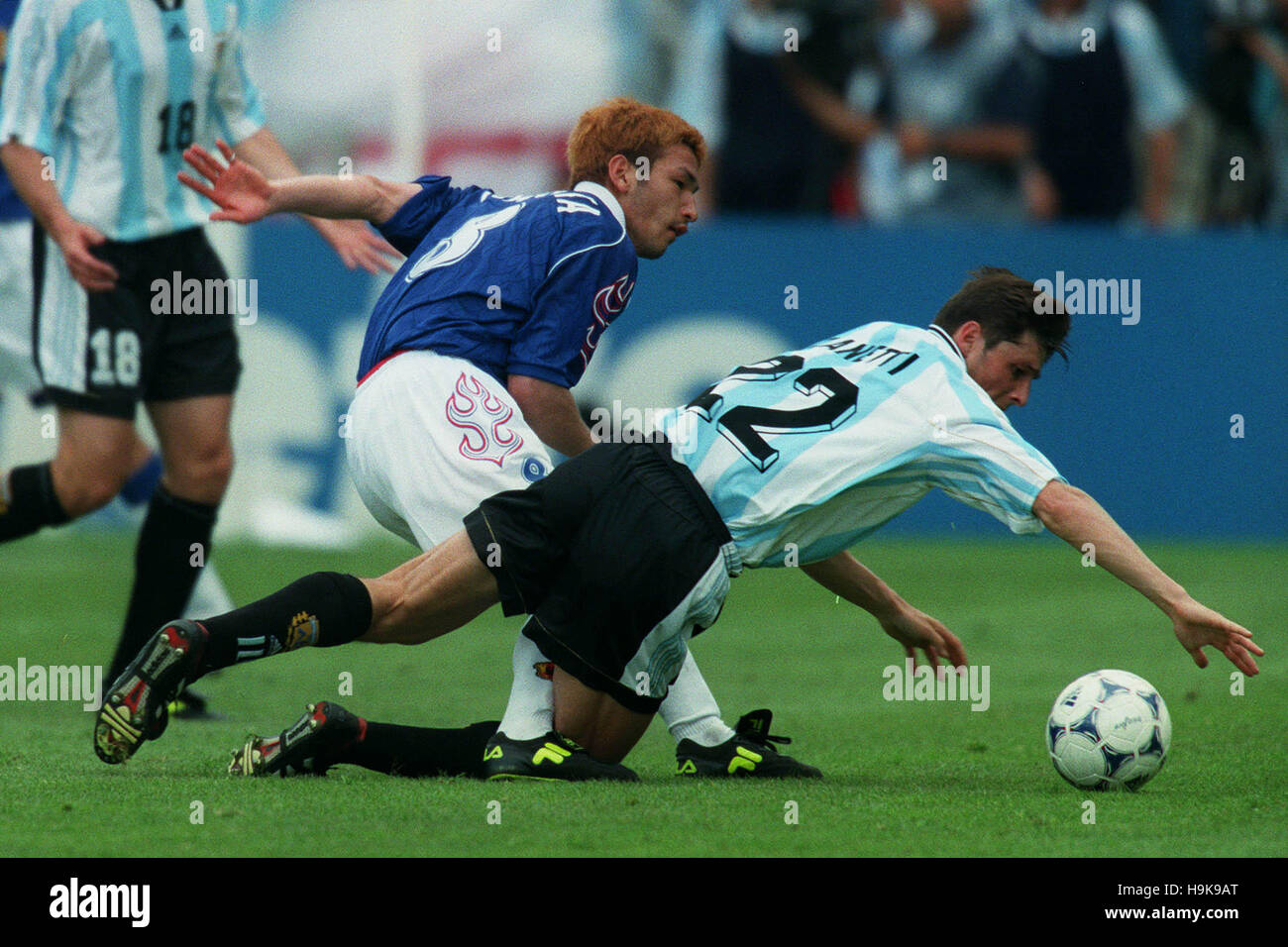 JAVIER ZANETTI & NAKATA ARGENTINA V JAPAN 14 June 1998 Stock Photo - Alamy