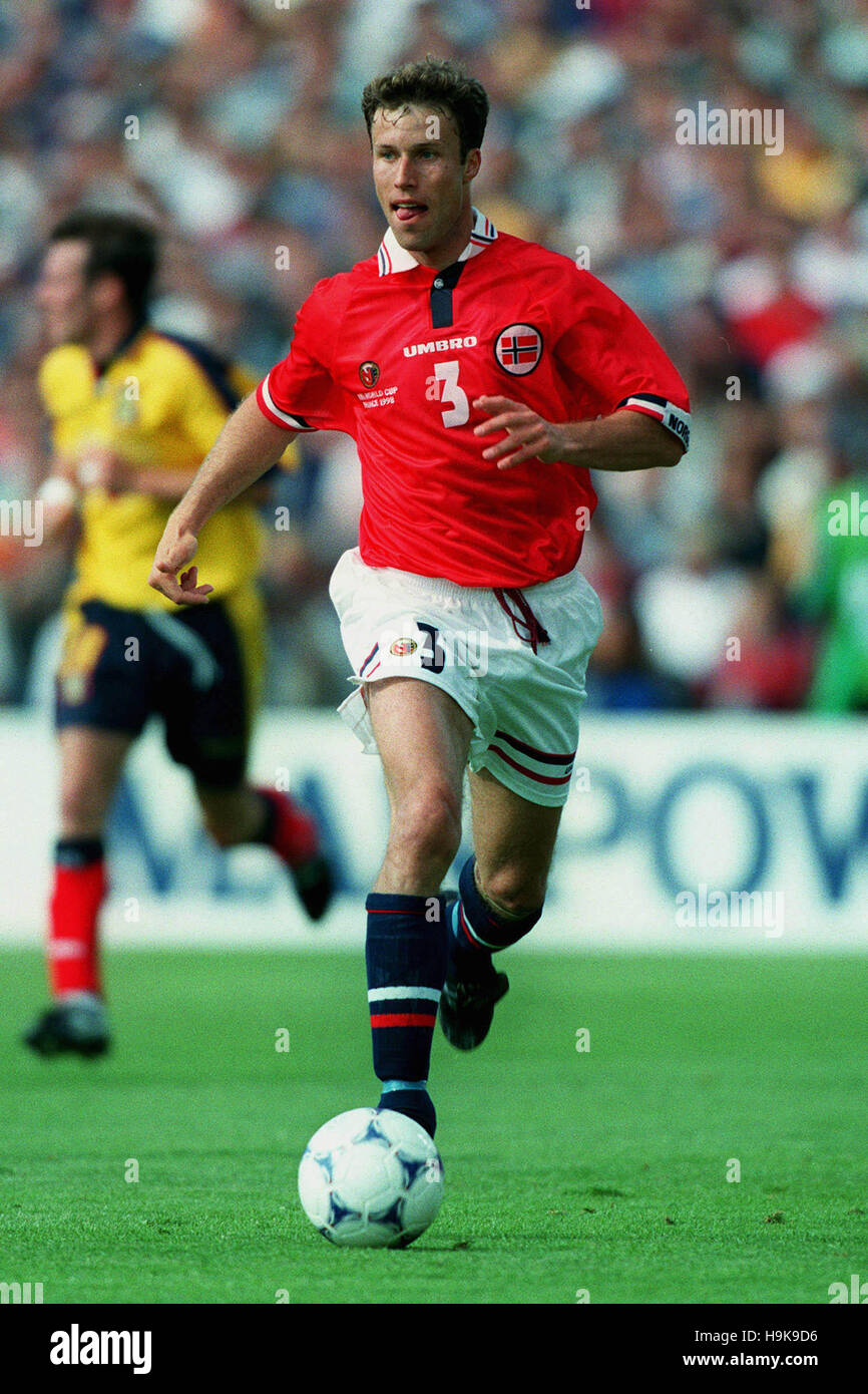 RONNIE JOHNSEN NORWAY & MANCHESTER UTD FC 16 June 1998 Stock Photo - Alamy