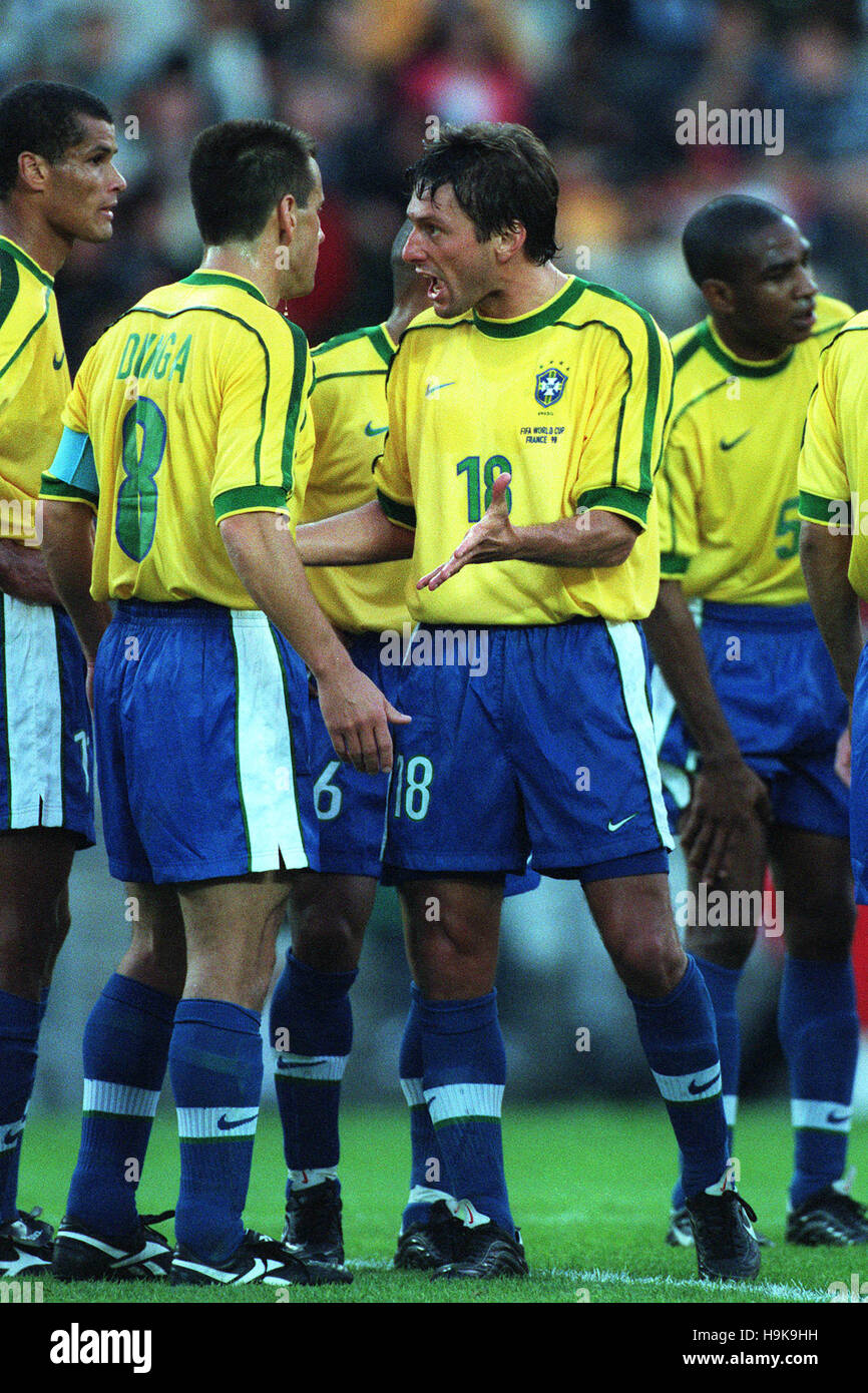 LEONARDO & DUNGA BRAZIL V MOROCCO 16 June 1998 Stock Photo - Alamy