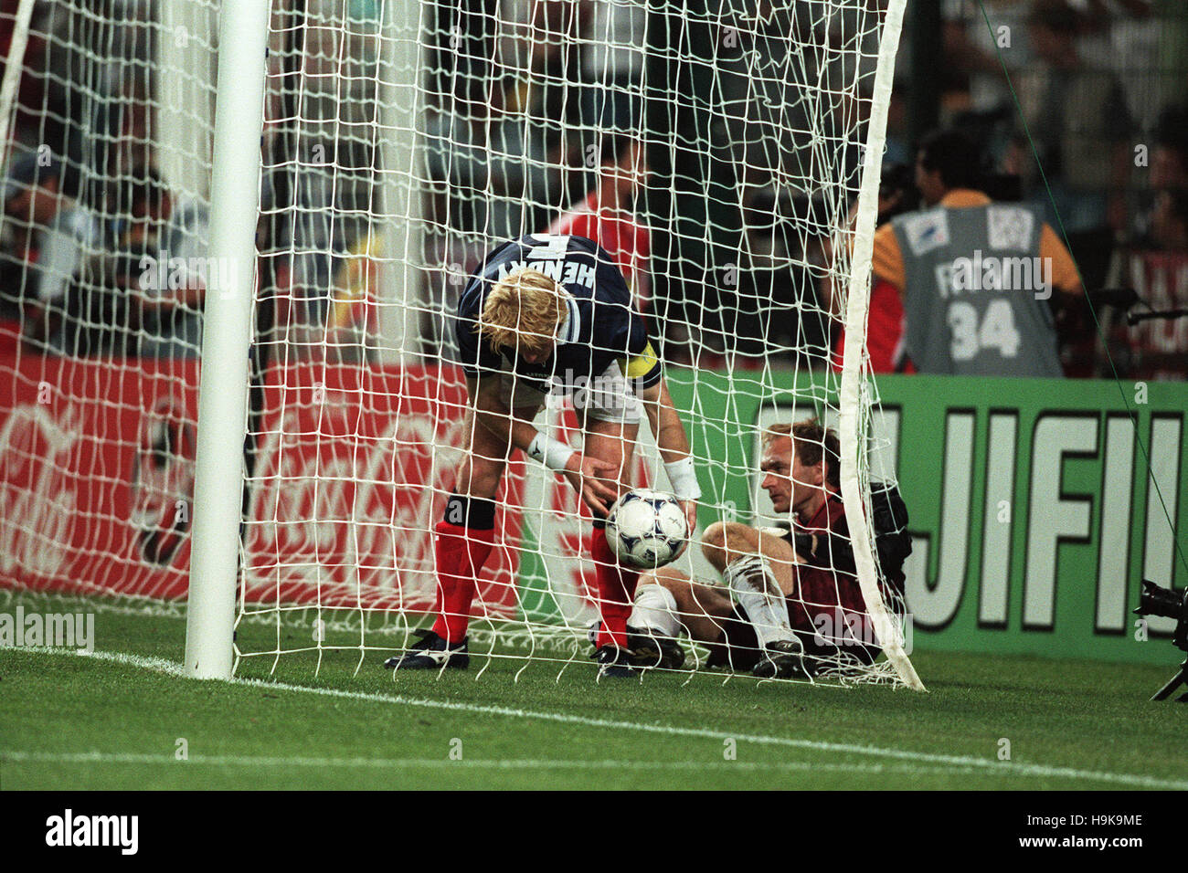 JIM LEIGHTON & COLIN HENDRY SCOTLAND V MOROCCO 02 July 1998 Stock Photo ...