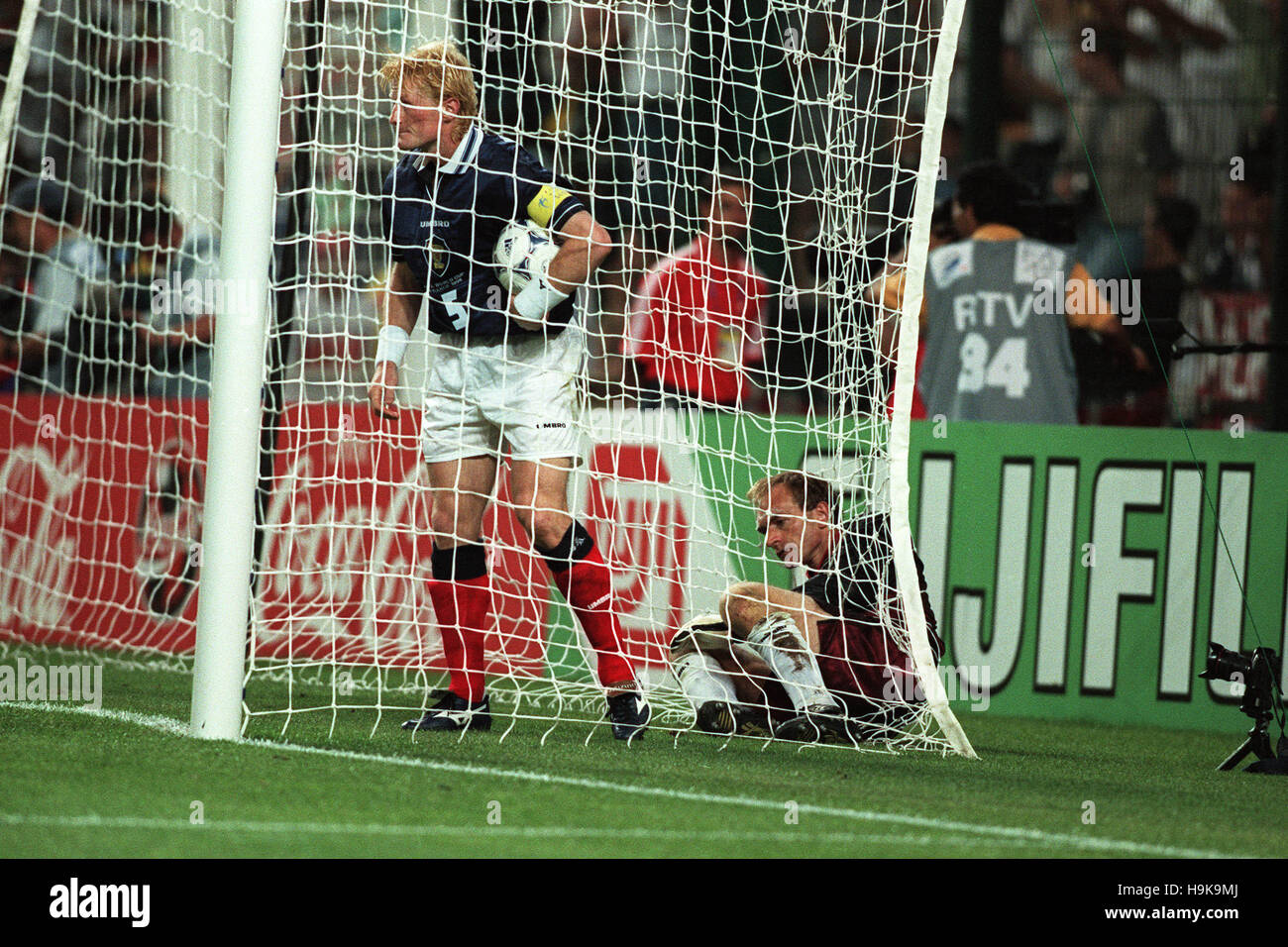 JIM LEIGHTON & COLIN HENDRY SCOTLAND V MOROCCO 02 July 1998 Stock Photo ...