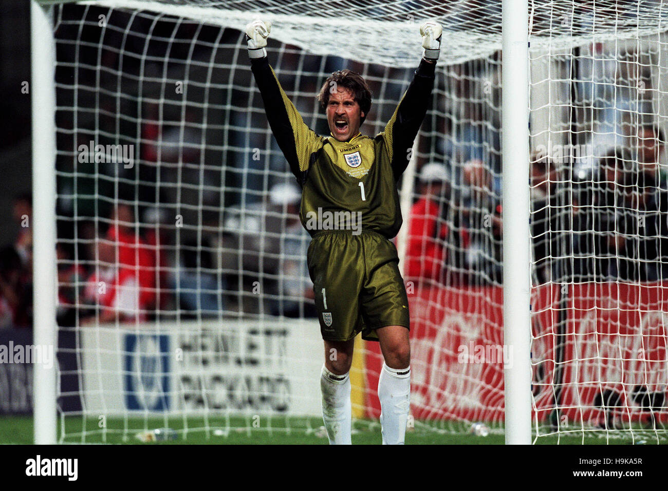 SEAMAN CELEBRATES PEN SAVE ENGLAND V ARGENTINA 30 June 1998 Stock Photo ...