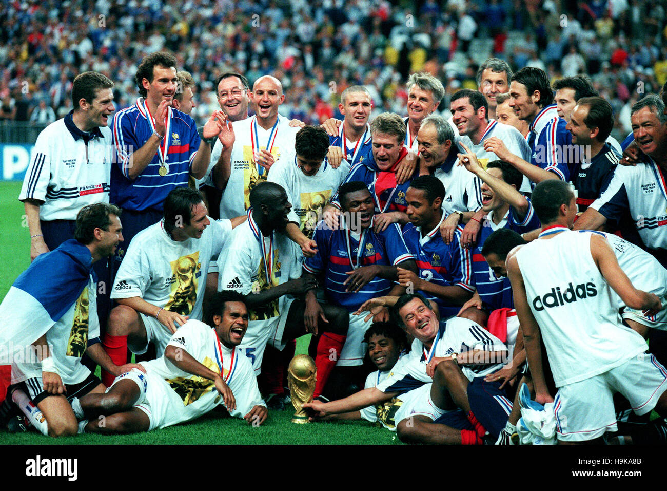 FRANCE TEAM CELEBRATE WINNING BRAZIL V FRANCE 12 July 1998 Stock Photo ...