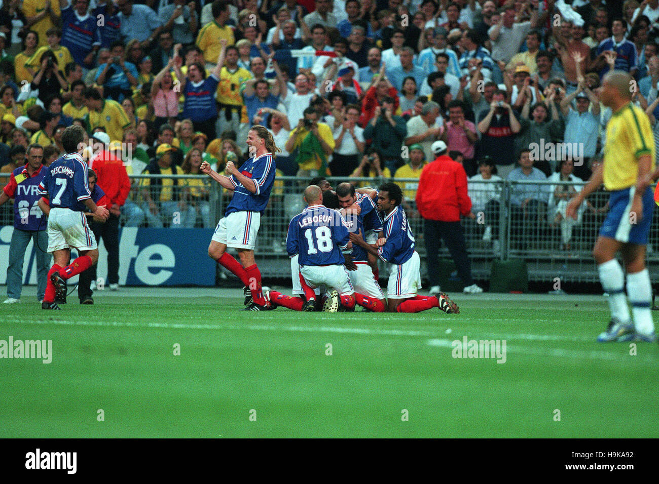 PETIT & FRANCE TEAM CELEBRATE BRAZIL V FRANCE 12 July 1998 Stock Photo ...
