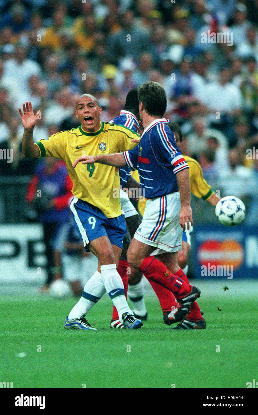 RONALDO & DESCHAMPS BRAZIL V FRANCE 12 July 1998 Stock Photo - Alamy