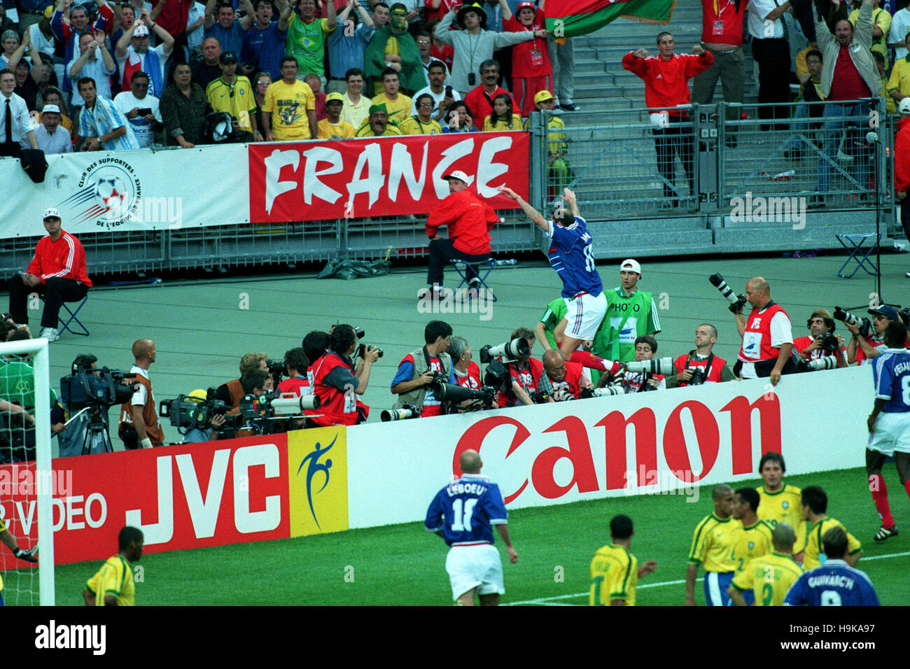 ZIDANE HURDLES PHOTOGRAPHERS BRAZIL V FRANCE 12 July 1998 Stock Photo ...