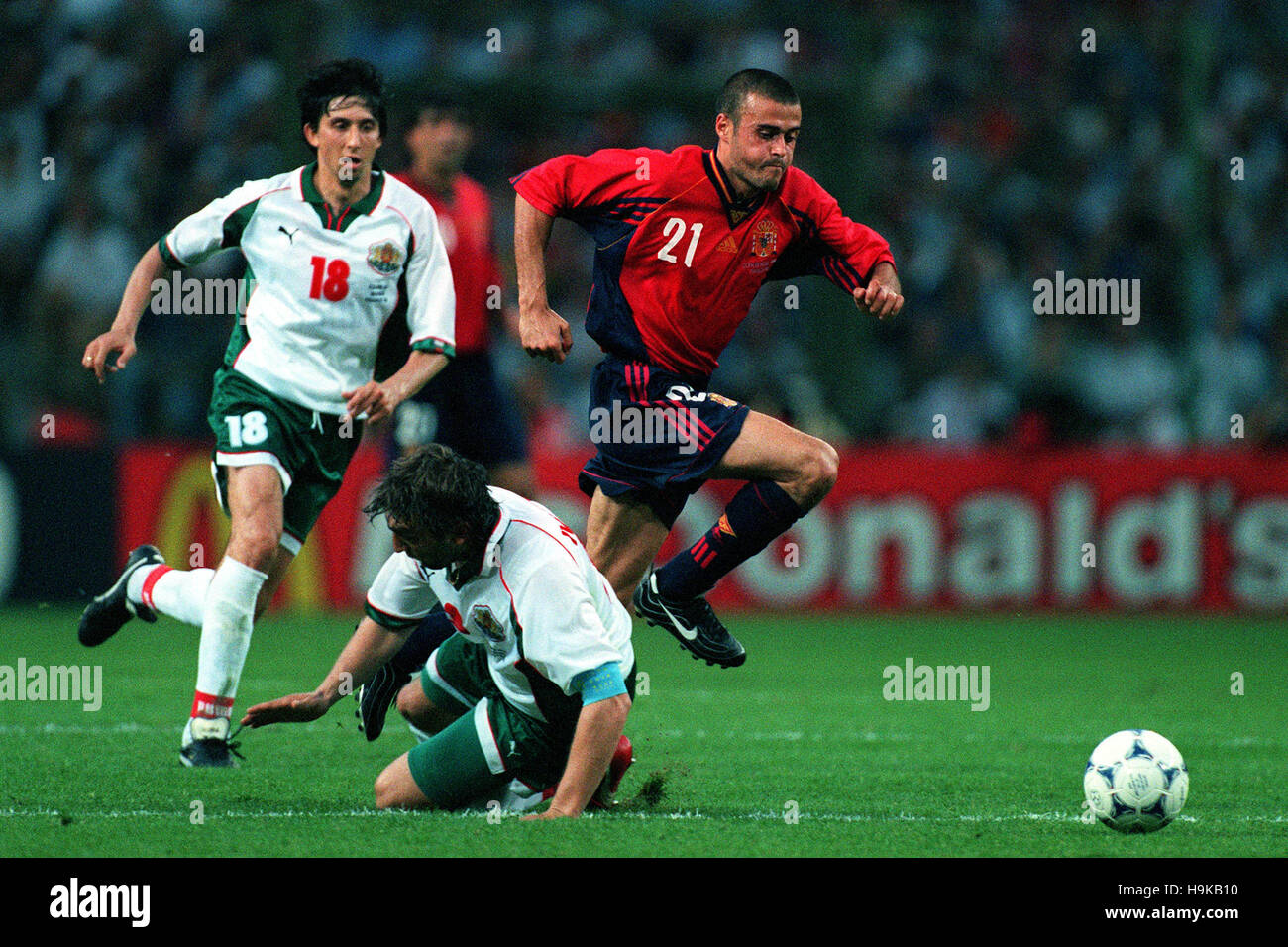 LUIS ENRIQUE & IVANOV SPAIN V BULGARIA 24 June 1998 Stock Photo - Alamy
