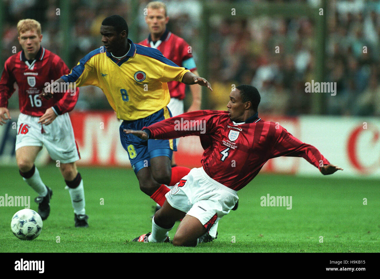 PAUL INCE & HAROLD LOZANO ENGLAND V COLOMBIA 26 June 1998 Stock Photo ...