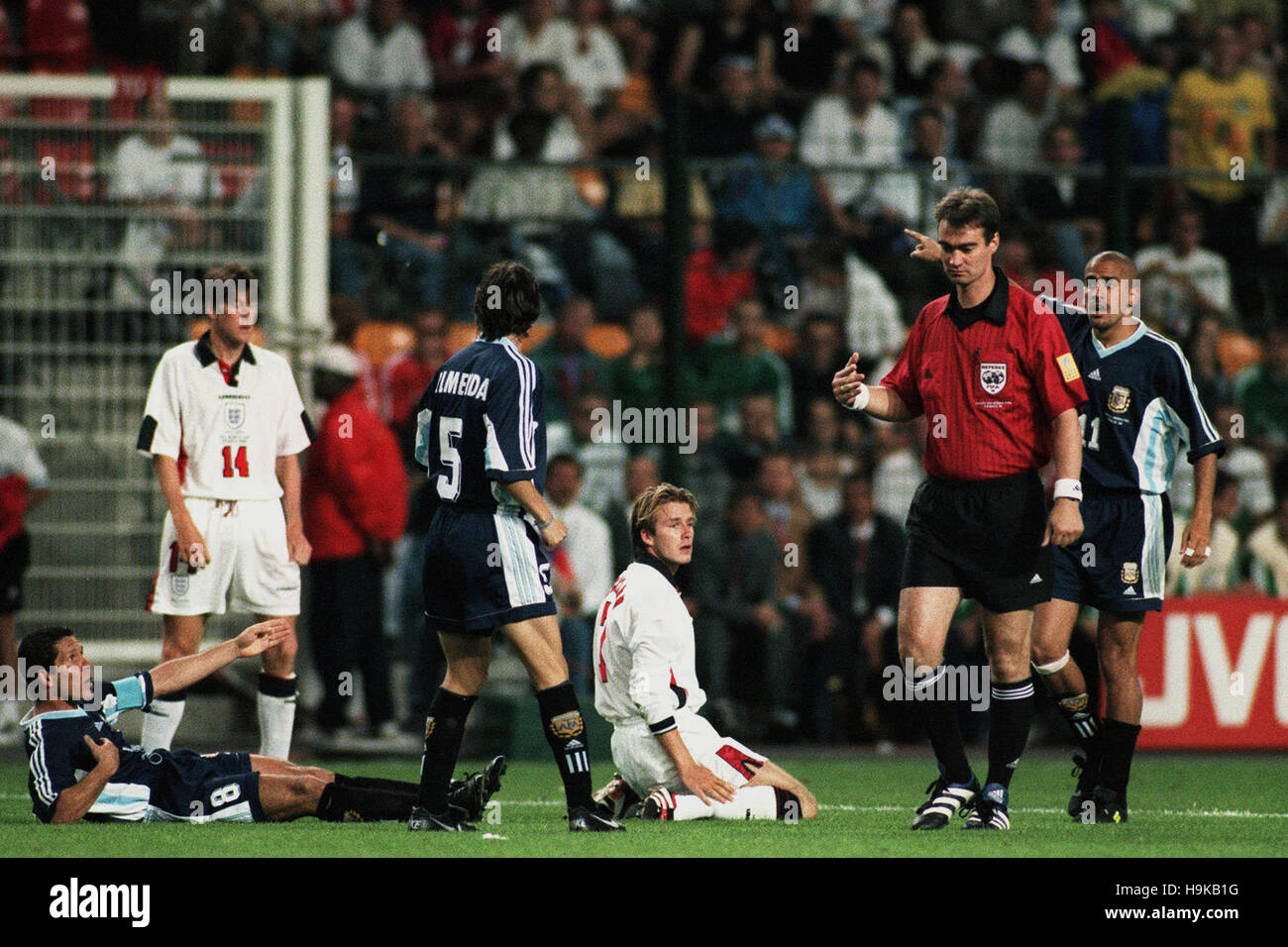 DAVID BECKHAM IS SENT OFF ENGLAND V ARGENTINA 30 June 1998 Stock Photo ...