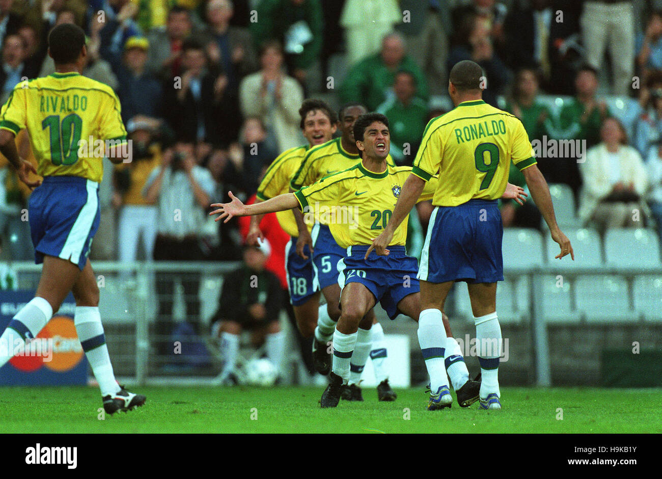 BEBETO & RONALDO BRAZIL V DENMARK 03 July 1998 Stock Photo - Alamy