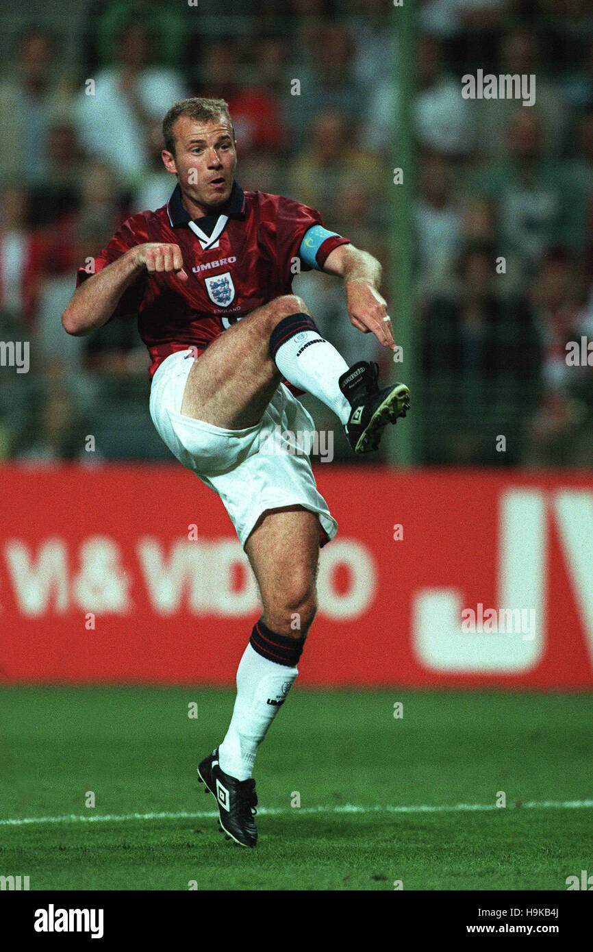 ALAN SHEARER ENGLAND & NEWCASTLE UNITED FC 26 June 1998 Stock Photo - Alamy