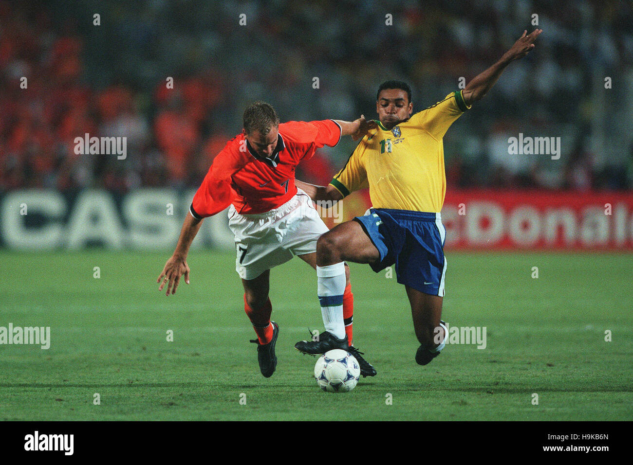 RONALD DE BOER & EMERSON BRAZIL V HOLLAND 07 July 1998 Stock Photo - Alamy