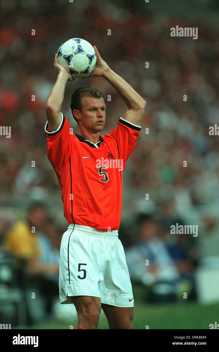 ARTHUR NUMAN HOLLAND V YUGOSLAVIA 29 June 1998 Stock Photo - Alamy
