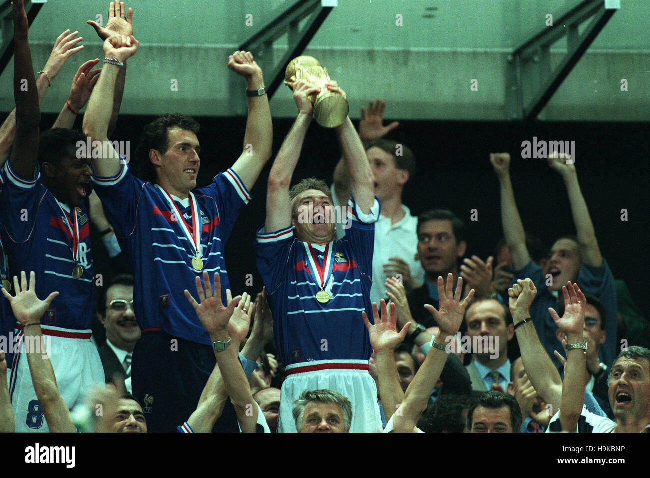 DESCHAMPS LIFTS WORLD CUP BRAZIL V FRANCE 12 July 1998 Stock Photo - Alamy
