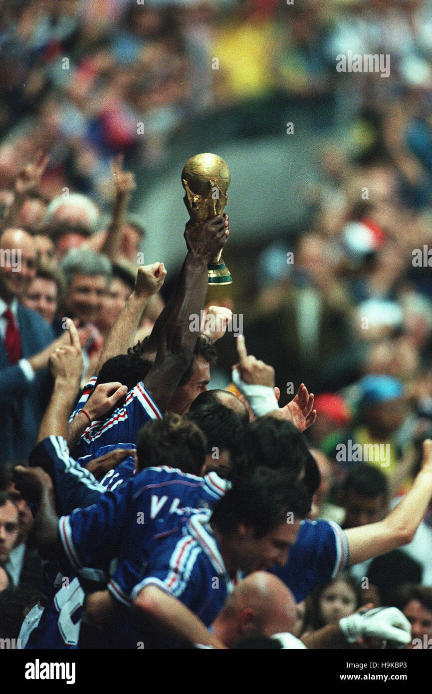 FRANCE LIFTS THE WORLD CUP BRAZIL V FRANCE 12 July 1998 Stock Photo - Alamy