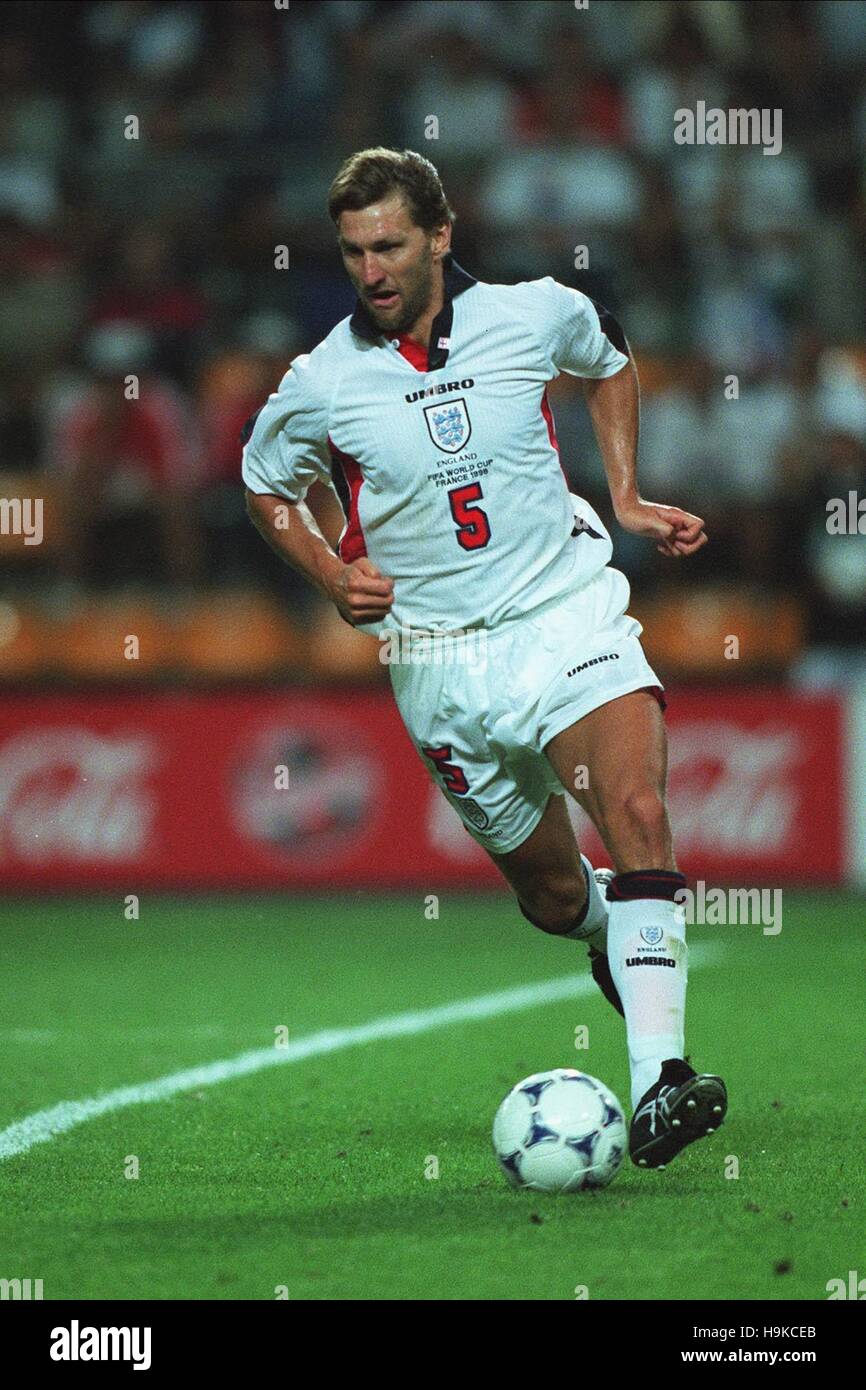 TONY ADAMS ENGLAND & ARSENAL FC 04 July 1998 Stock Photo - Alamy