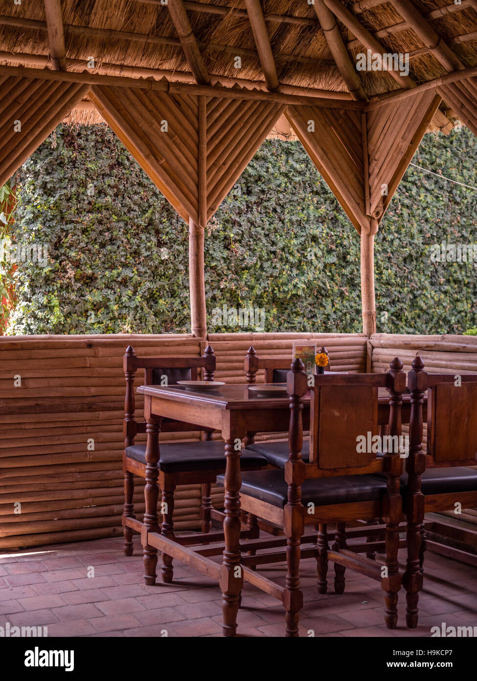 Walls table hi-res stock photography and images - Alamy